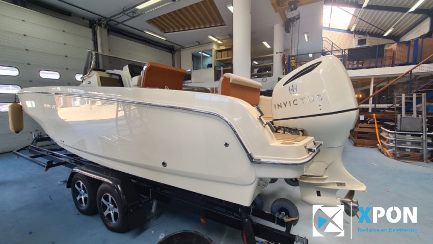 Invictus logo boot en motorkap - Xpon